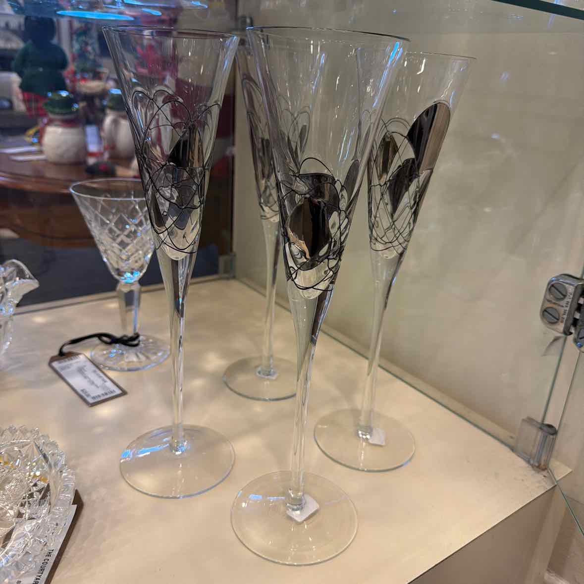Four Champagne Glasses With Abstract Design – The Courtyard